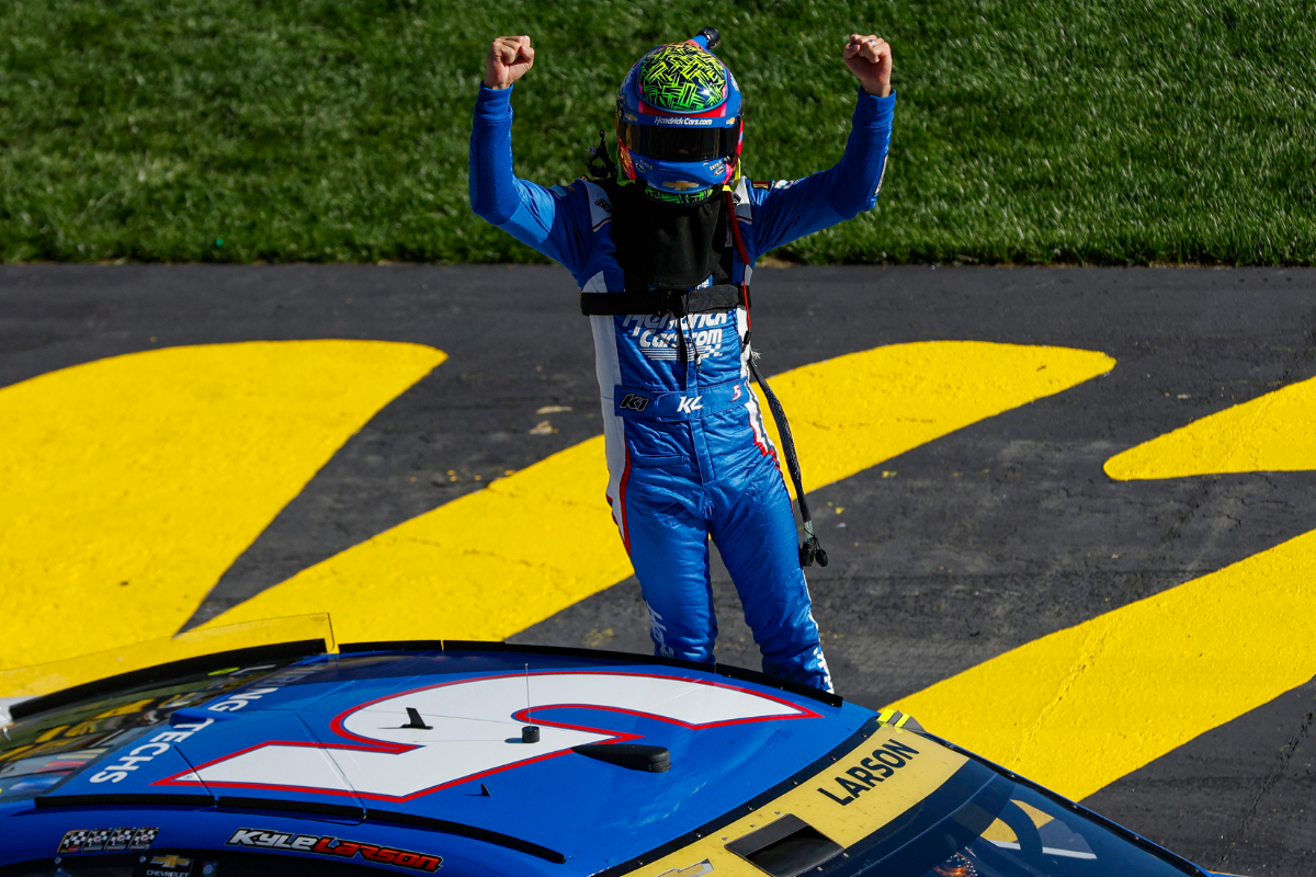 RacinBoys News - Larson advances to NASCAR Cup Series Final Four